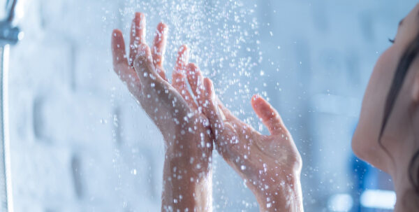 Douche forte pression : vertus associées - Thermes Bérot